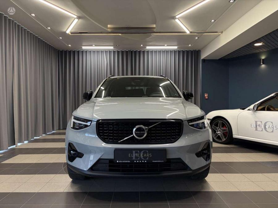Серый Вольво XC40 2023 в Рига, объемом двигателя 1.97 л и пробегом 40 тыс. км за 33950 €, фото 3 на AUTOMOTO.COM.LV