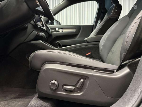 Серый Вольво XC40 2023 в Рига, объемом двигателя 1.97 л и пробегом 40 тыс. км за 33950 €, фото 7 на AUTOMOTO.COM.LV