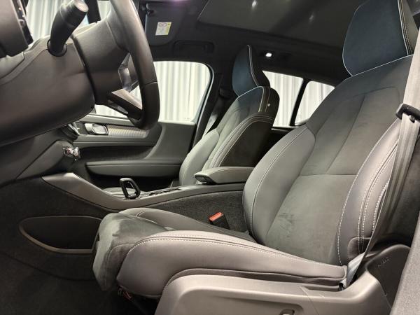Grey Volvo XC40 2023 in Marupe, with an engine capacity of 2.00 L and mileage of 40 thousand km for 33950 €, photo 5 on AUTOMOTO.COM.LV