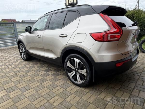 Pelēks Volvo XC40 2024 Rīga, ar dzinēja tilpumu 2.00 L un nobraukumu 35 tūkst. km par 38000 €, foto 3 vietnē AUTOMOTO.COM.LV