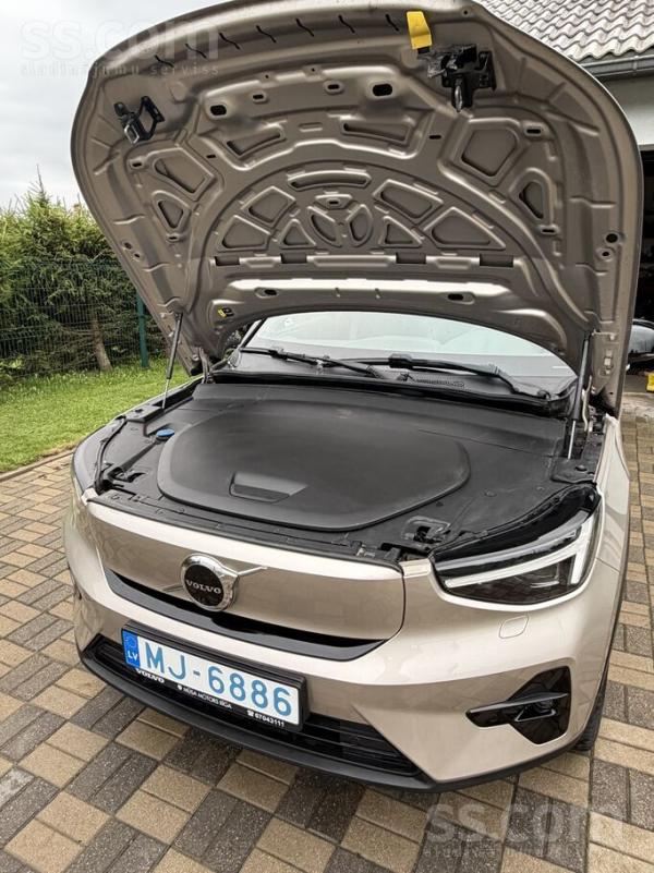 Pelēks Volvo XC40 2024 Rīga, ar dzinēja tilpumu 2.00 L un nobraukumu 35 tūkst. km par 38000 €, foto 7 vietnē AUTOMOTO.COM.LV