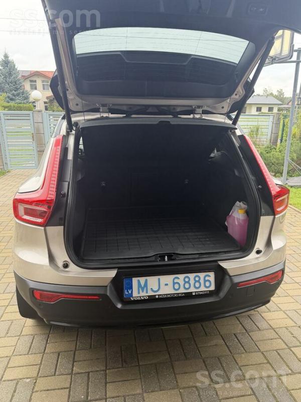 Pelēks Volvo XC40 2024 Rīga, ar dzinēja tilpumu 2.00 L un nobraukumu 35 tūkst. km par 38000 €, foto 8 vietnē AUTOMOTO.COM.LV
