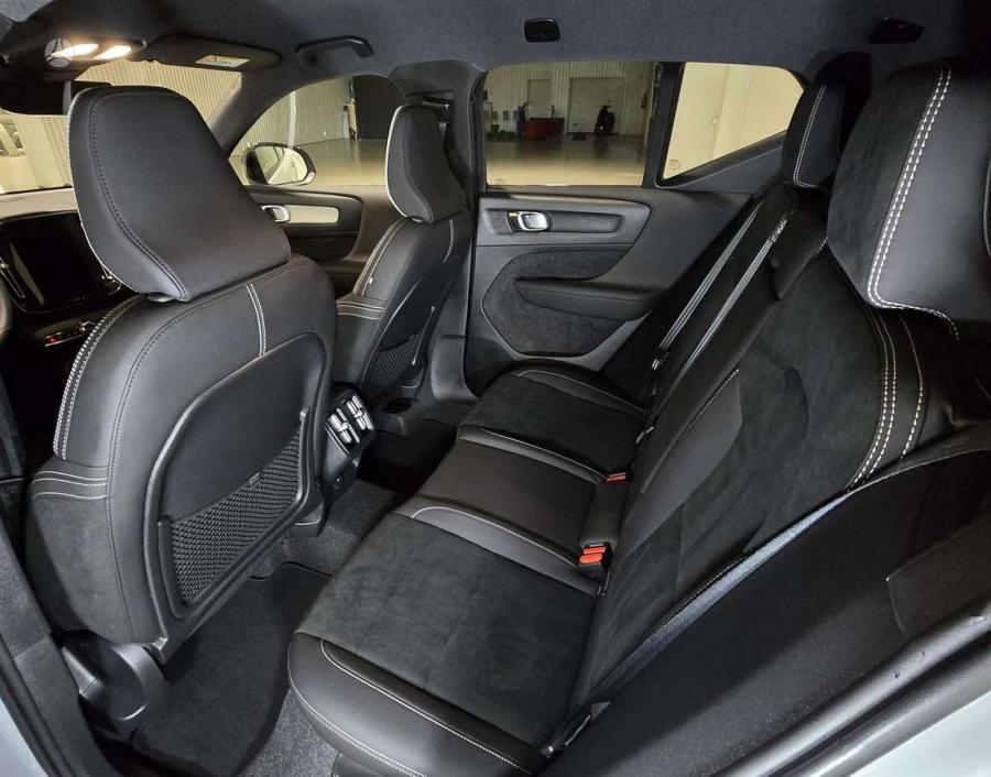 Pelēks Volvo XC40 2025 Šauļi, ar dzinēja tilpumu 1.97 L un nobraukumu 16 tūkst. km par 32400 €, foto 28 vietnē AUTOMOTO.COM.LV