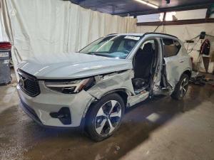 Pelēks Volvo XC40 2024 Šauļi, ar dzinēja tilpumu 2.00 L un nobraukumu 5 tūkst. km par 5500 €, foto  vietnē AUTOMOTO.COM.LV