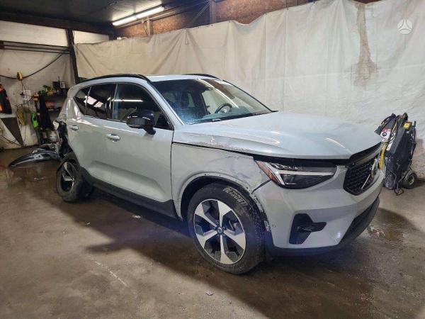 Grey Volvo XC40 2024 in Siauliai, with an engine capacity of 2.00 L and mileage of 5 thousand km for 5500 €, photo 4 on AUTOMOTO.COM.LV