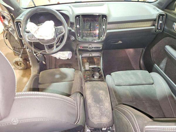 Grey Volvo XC40 2024 in Siauliai, with an engine capacity of 2.00 L and mileage of 5 thousand km for 5500 €, photo 8 on AUTOMOTO.COM.LV