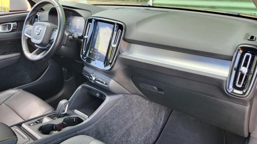 Red Volvo XC40 2018 in Riga, with an engine capacity of 2.00 L and mileage of 198 thousand km for 18500 €, photo 8 on AUTOMOTO.COM.LV