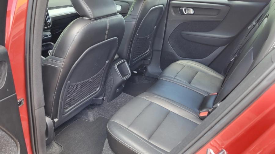 Red Volvo XC40 2018 in Riga, with an engine capacity of 2.00 L and mileage of 198 thousand km for 18500 €, photo 9 on AUTOMOTO.COM.LV