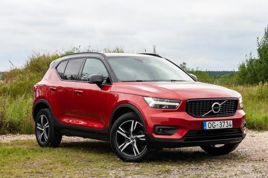 Красный Вольво XC40 2019 в Рига, объемом двигателя 2.00 л и пробегом 154 тыс. км за 18995 €, фото 1 на AUTOMOTO.COM.LV
