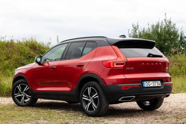 Red Volvo XC40 2019 in Riga, with an engine capacity of 2.00 L and mileage of 154 thousand km for 18995 €, photo 2 on AUTOMOTO.COM.LV