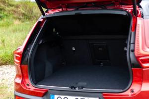 Красный Вольво XC40 2019 в Рига, объемом двигателя 2.00 л и пробегом 154 тыс. км за 18995 €, фото 12 на AUTOMOTO.COM.LV