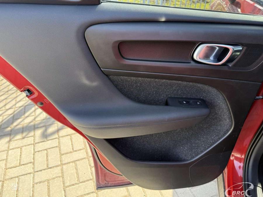 Красный Вольво XC40 2019 в Клайпеда, объемом двигателя 1.97 л и пробегом 77 тыс. км за 22500 €, фото 13 на AUTOMOTO.COM.LV