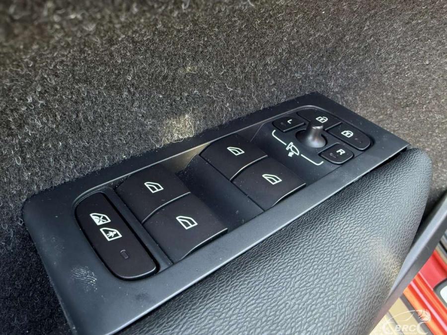 Красный Вольво XC40 2019 в Клайпеда, объемом двигателя 1.97 л и пробегом 77 тыс. км за 22500 €, фото 18 на AUTOMOTO.COM.LV
