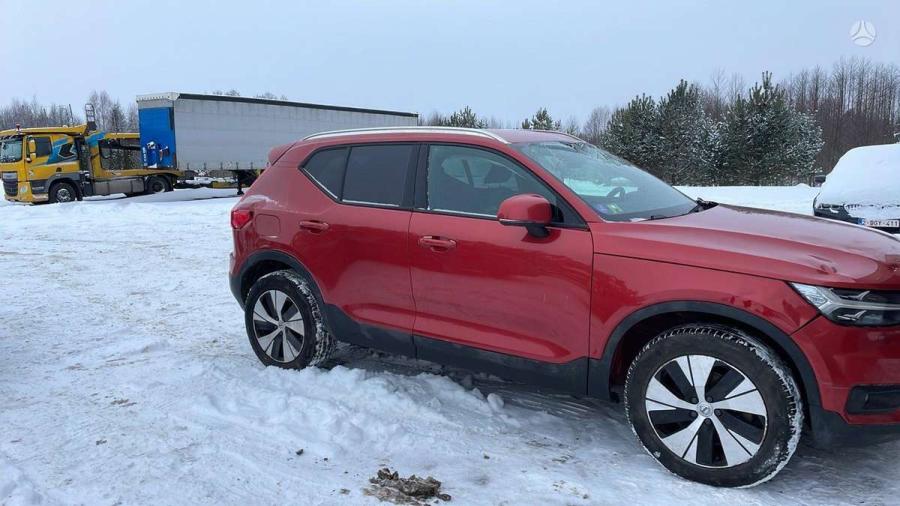 Sarkans Volvo XC40 2020 Alīta, ar dzinēja tilpumu 2.00 L un nobraukumu 80 tūkst. km par 11750 €, foto 1 vietnē AUTOMOTO.COM.LV