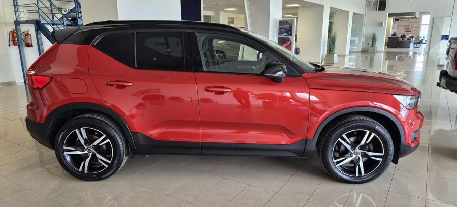 Red Volvo XC40 2020 in Siauliai, with an engine capacity of 1.97 L and mileage of 41 thousand km for 24900 €, photo 8 on AUTOMOTO.COM.LV