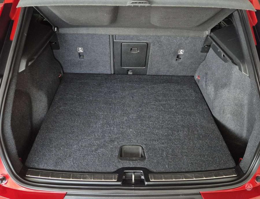 Red Volvo XC40 2020 in Siauliai, with an engine capacity of 1.97 L and mileage of 41 thousand km for 24900 €, photo 12 on AUTOMOTO.COM.LV