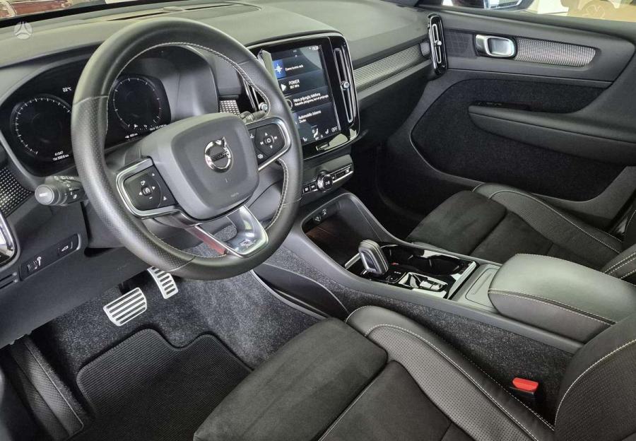 Red Volvo XC40 2020 in Siauliai, with an engine capacity of 1.97 L and mileage of 41 thousand km for 24900 €, photo 14 on AUTOMOTO.COM.LV