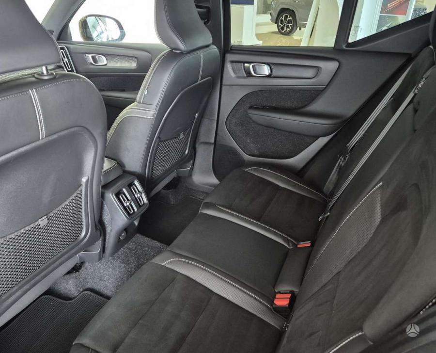 Red Volvo XC40 2020 in Siauliai, with an engine capacity of 1.97 L and mileage of 41 thousand km for 24900 €, photo 16 on AUTOMOTO.COM.LV
