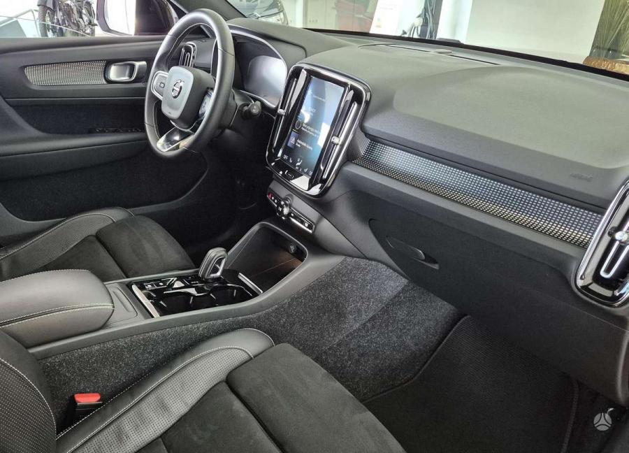 Red Volvo XC40 2020 in Siauliai, with an engine capacity of 1.97 L and mileage of 41 thousand km for 24900 €, photo 17 on AUTOMOTO.COM.LV