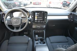 Sarkans Volvo XC40 2020 Kuldīga, ar dzinēja tilpumu 1.50 L un nobraukumu 0 tūkst. km par 24790 €, foto 24 vietnē AUTOMOTO.COM.LV