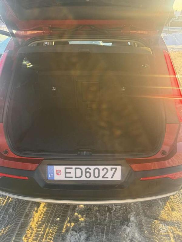Red Volvo XC40 2021 in Marijampole, with an engine capacity of 0.00 L and mileage of 41 thousand km for 24999 €, photo 6 on AUTOMOTO.COM.LV