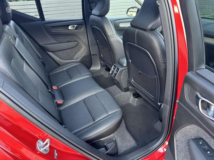 Sarkans Volvo XC40 2025 Prienai, ar dzinēja tilpumu 1.97 L un nobraukumu 5 tūkst. km par 30900 €, foto 13 vietnē AUTOMOTO.COM.LV