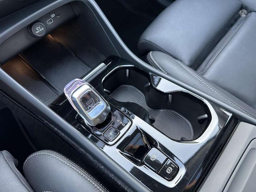 Sarkans Volvo XC40 2025 Prienai, ar dzinēja tilpumu 1.97 L un nobraukumu 5 tūkst. km par 30900 €, foto 22 vietnē AUTOMOTO.COM.LV