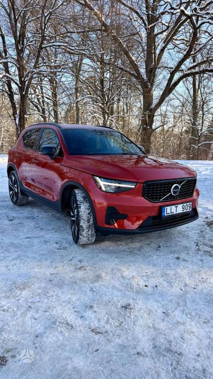 Red Volvo XC40 2023 in Vilnius, with an engine capacity of 1.97 L and mileage of 20 thousand km for 32900 €, photo 3 on AUTOMOTO.COM.LV
