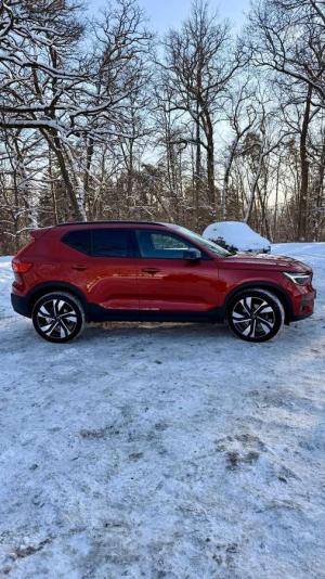 Red Volvo XC40 2023 in Vilnius, with an engine capacity of 1.97 L and mileage of 20 thousand km for 32900 €, photo 4 on AUTOMOTO.COM.LV