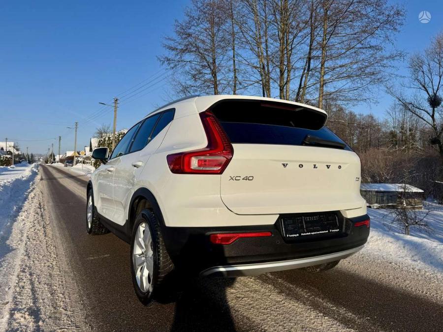 White Volvo XC40 2018 in Birstonas, with an engine capacity of 1.97 L and mileage of 240 thousand km for 14850 €, photo 4 on AUTOMOTO.COM.LV