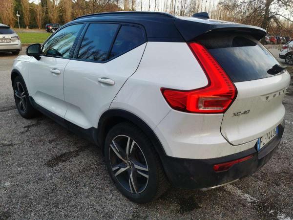 White Volvo XC40 2018 in Panevezys, with an engine capacity of 2.00 L and mileage of 230 thousand km for 17200 €, photo 4 on AUTOMOTO.COM.LV