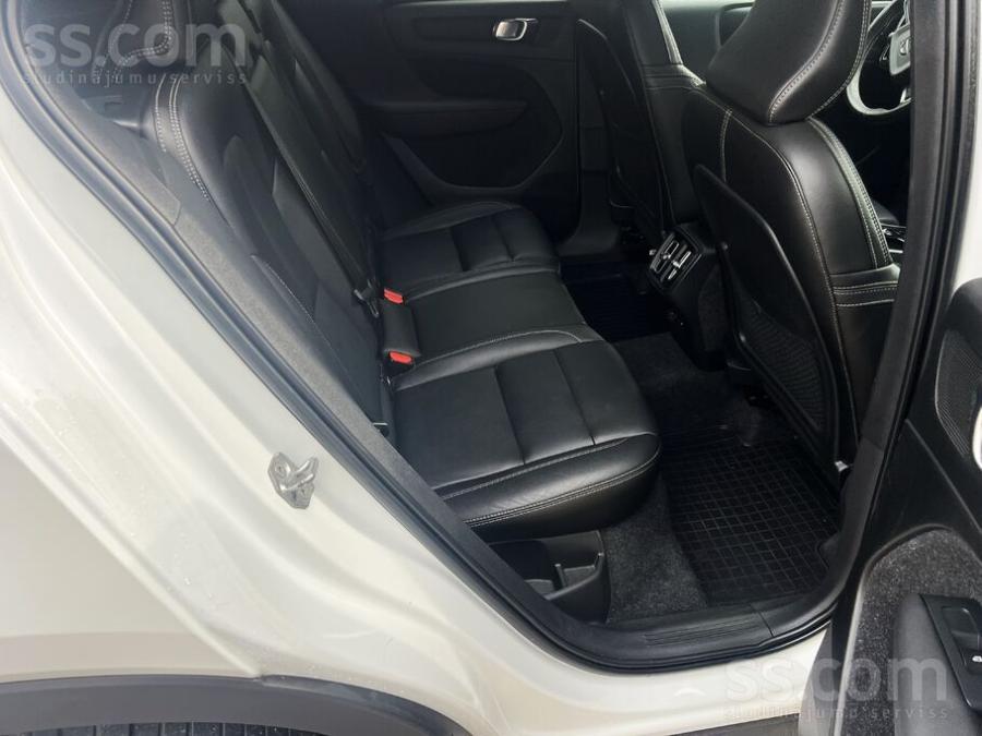 White Volvo XC40 2018 in Riga, with an engine capacity of 2.00 L and mileage of 132 thousand km for 20994 €, photo 11 on AUTOMOTO.COM.LV