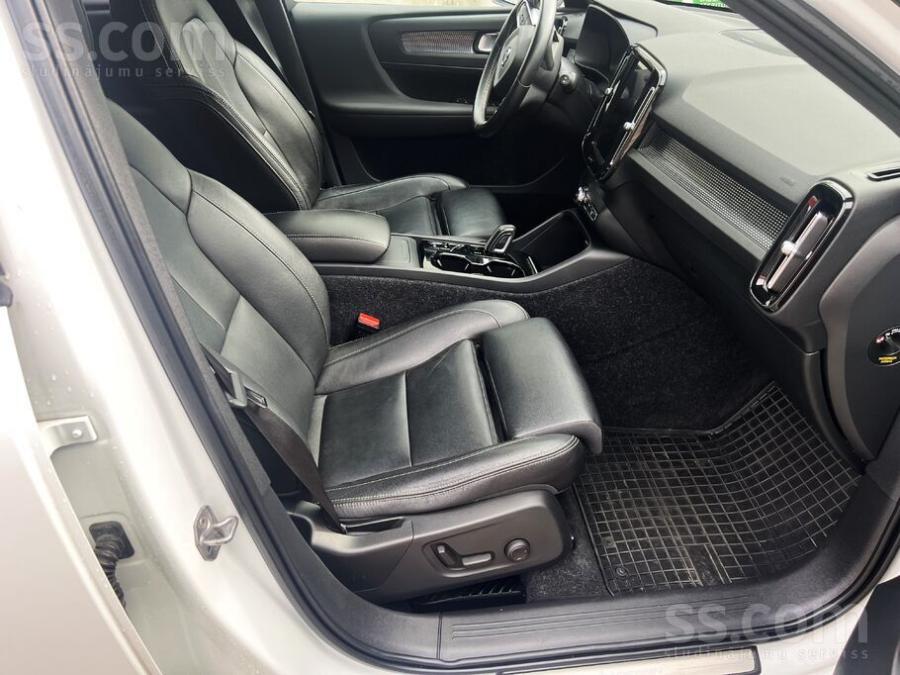 White Volvo XC40 2018 in Riga, with an engine capacity of 2.00 L and mileage of 132 thousand km for 20994 €, photo 12 on AUTOMOTO.COM.LV