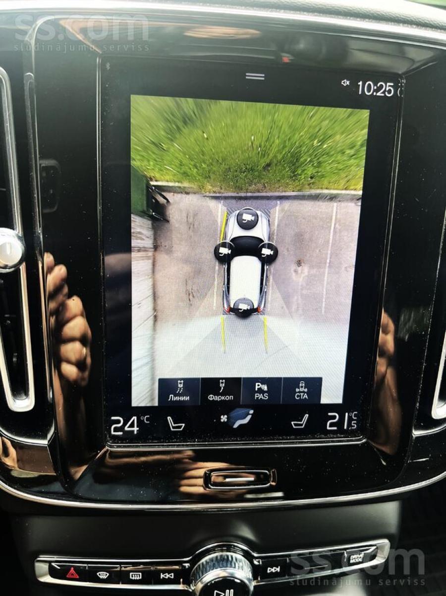 White Volvo XC40 2018 in Riga, with an engine capacity of 2.00 L and mileage of 132 thousand km for 20994 €, photo 17 on AUTOMOTO.COM.LV