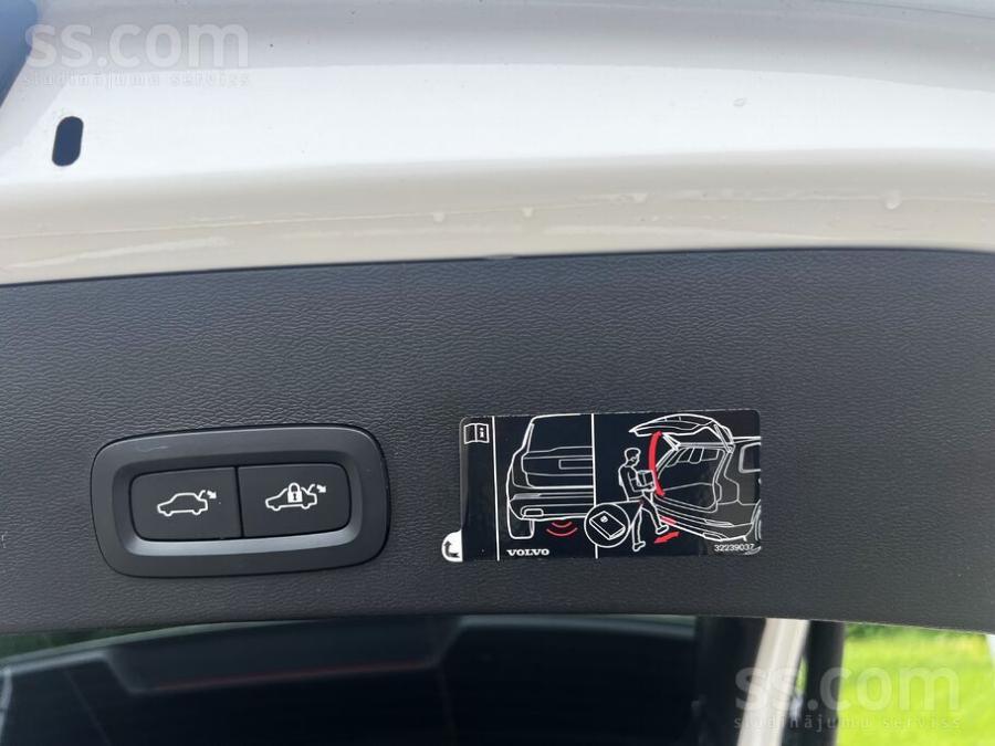 White Volvo XC40 2018 in Riga, with an engine capacity of 2.00 L and mileage of 132 thousand km for 20994 €, photo 18 on AUTOMOTO.COM.LV