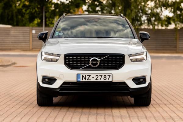Balts Volvo XC40 2018 Rīga, ar dzinēja tilpumu 2.00 L un nobraukumu 240 tūkst. km par 20490 €, foto 1 vietnē AUTOMOTO.COM.LV