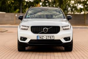 Белый Вольво XC40 2018 в Рига, объемом двигателя 2.00 л и пробегом 240 тыс. км за 20490 €, фото  на AUTOMOTO.COM.LV