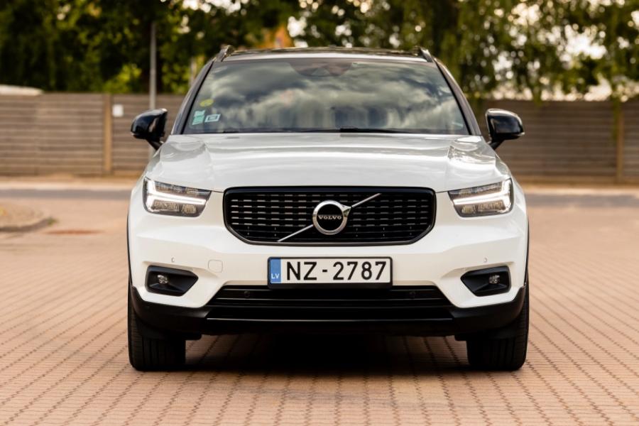 Белый Вольво XC40 2018 в Рига, объемом двигателя 2.00 л и пробегом 240 тыс. км за 20490 €, фото 1 на AUTOMOTO.COM.LV