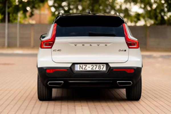 Balts Volvo XC40 2018 Rīga, ar dzinēja tilpumu 2.00 L un nobraukumu 240 tūkst. km par 20490 €, foto 4 vietnē AUTOMOTO.COM.LV