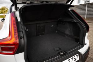Белый Вольво XC40 2018 в Рига, объемом двигателя 2.00 л и пробегом 240 тыс. км за 20490 €, фото 14 на AUTOMOTO.COM.LV