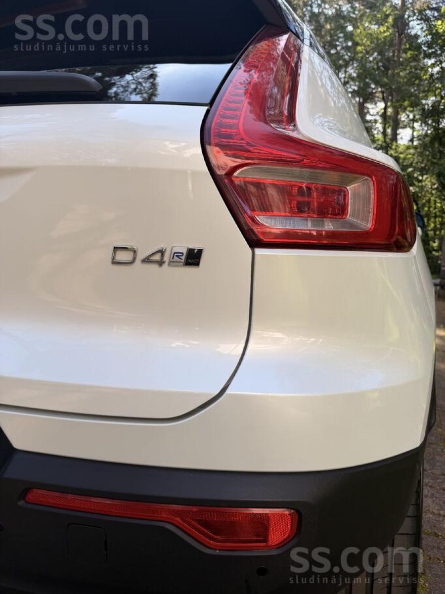 White Volvo XC40 2018 in Riga, with an engine capacity of 2.00 L and mileage of 212 thousand km for 18900 €, photo 3 on AUTOMOTO.COM.LV