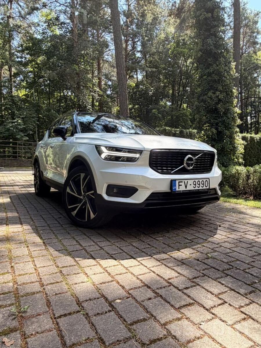 White Volvo XC40 2018 in Riga, with an engine capacity of 2.00 L and mileage of 212 thousand km for 18900 €, photo 4 on AUTOMOTO.COM.LV