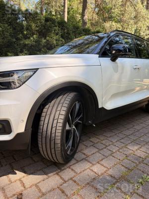 White Volvo XC40 2018 in Riga, with an engine capacity of 2.00 L and mileage of 212 thousand km for 18900 €, photo 5 on AUTOMOTO.COM.LV