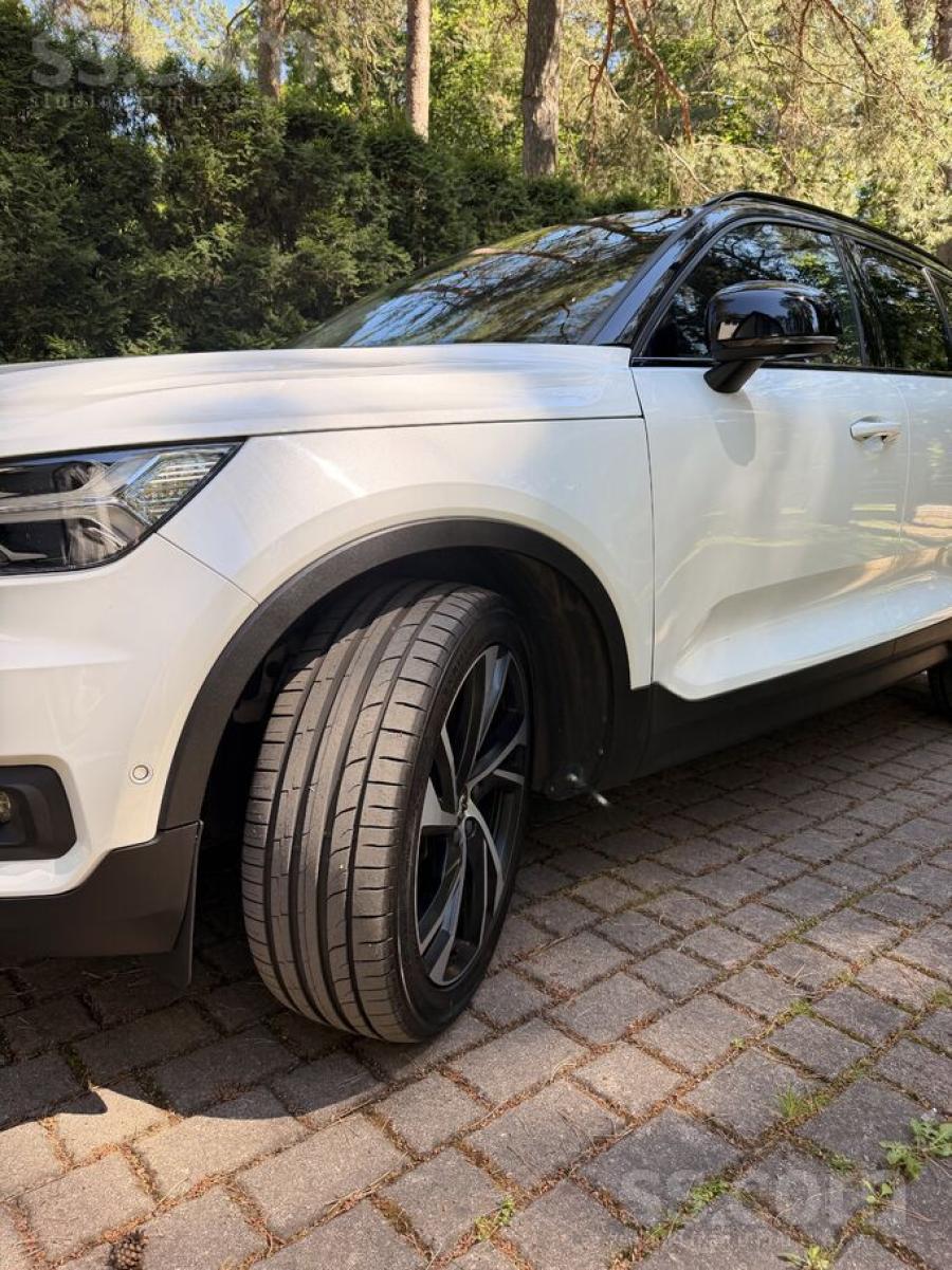 White Volvo XC40 2018 in Riga, with an engine capacity of 2.00 L and mileage of 212 thousand km for 18900 €, photo 5 on AUTOMOTO.COM.LV