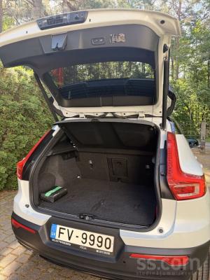 White Volvo XC40 2018 in Riga, with an engine capacity of 2.00 L and mileage of 212 thousand km for 18900 €, photo 6 on AUTOMOTO.COM.LV