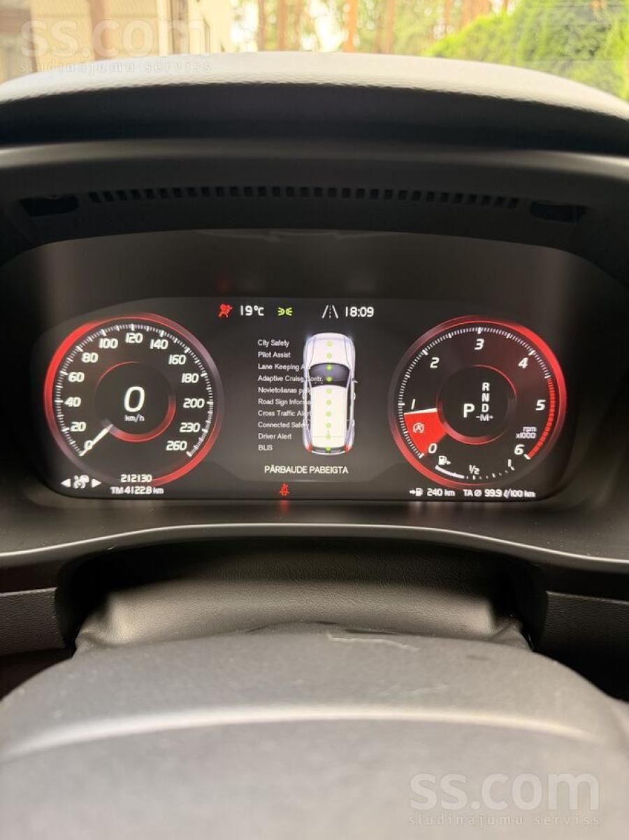 White Volvo XC40 2018 in Riga, with an engine capacity of 2.00 L and mileage of 212 thousand km for 18900 €, photo 7 on AUTOMOTO.COM.LV