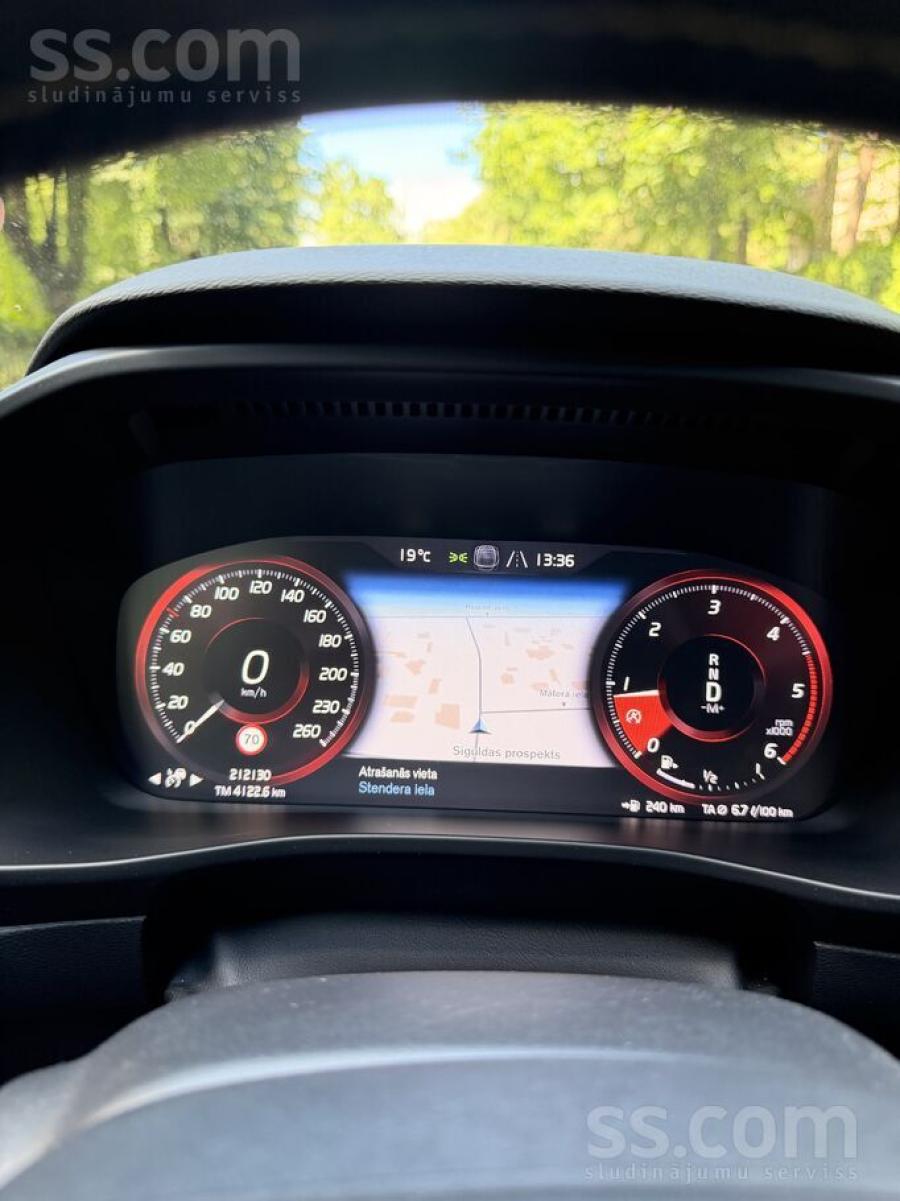 White Volvo XC40 2018 in Riga, with an engine capacity of 2.00 L and mileage of 212 thousand km for 18900 €, photo 8 on AUTOMOTO.COM.LV