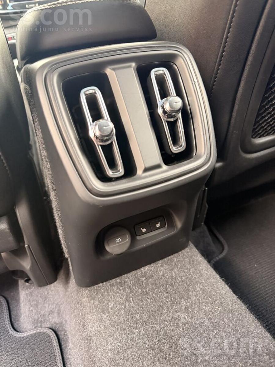 White Volvo XC40 2018 in Riga, with an engine capacity of 2.00 L and mileage of 212 thousand km for 18900 €, photo 13 on AUTOMOTO.COM.LV