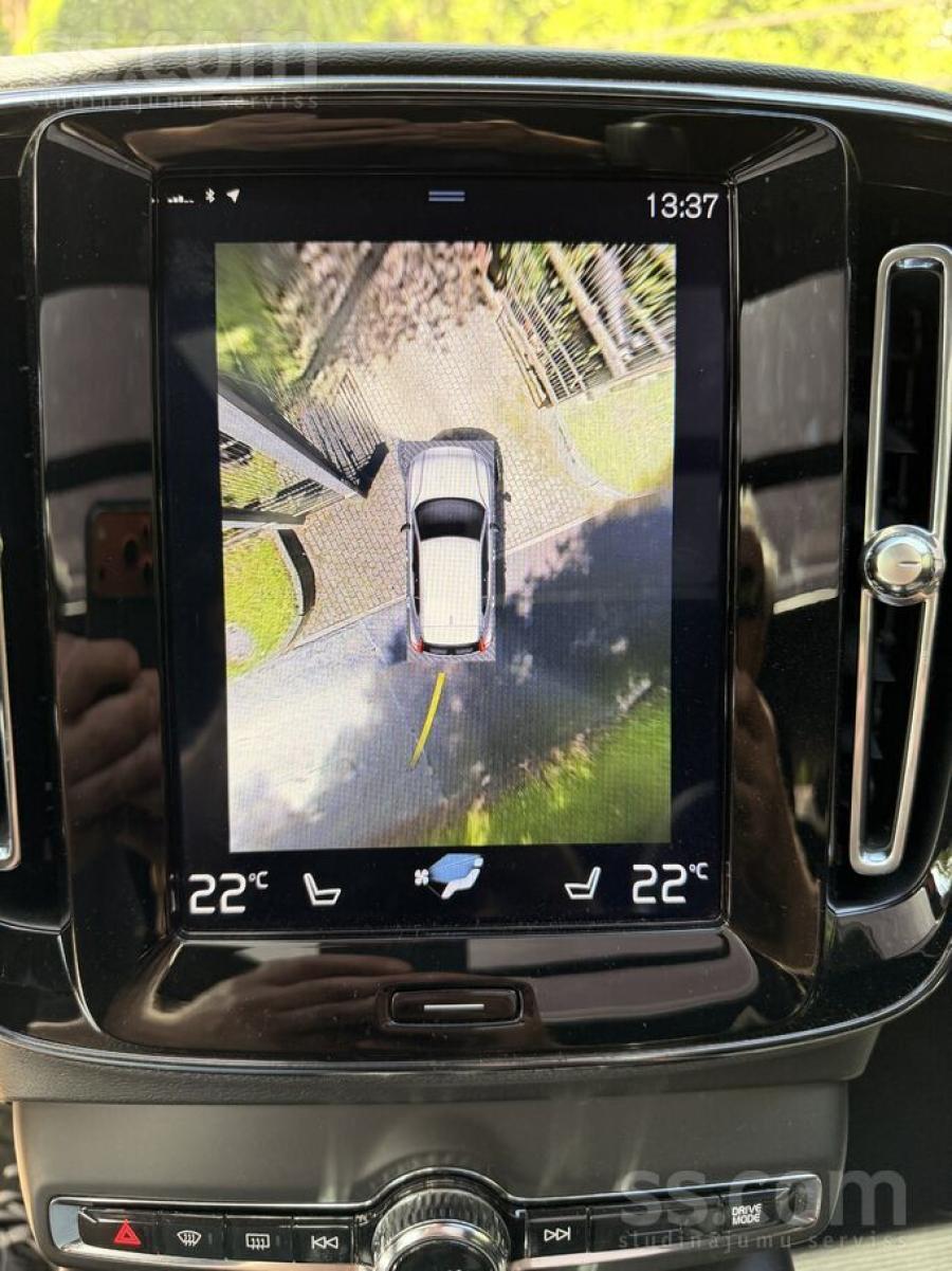 White Volvo XC40 2018 in Riga, with an engine capacity of 2.00 L and mileage of 212 thousand km for 18900 €, photo 16 on AUTOMOTO.COM.LV