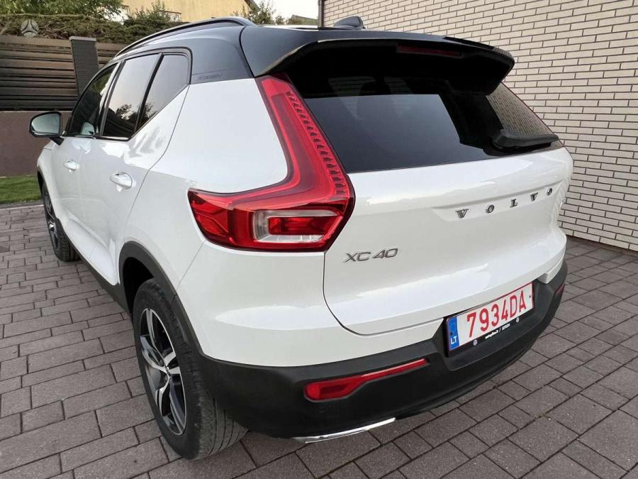 White Volvo XC40 2018 in Taurage, with an engine capacity of 1.97 L and mileage of 269 thousand km for 15199 €, photo 6 on AUTOMOTO.COM.LV